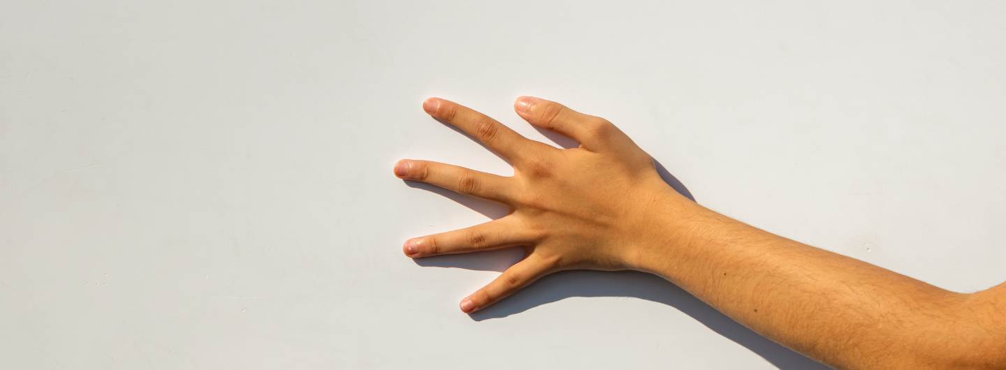 Enfant et traces de doigts : quel revêtement mural dans la montée des ...